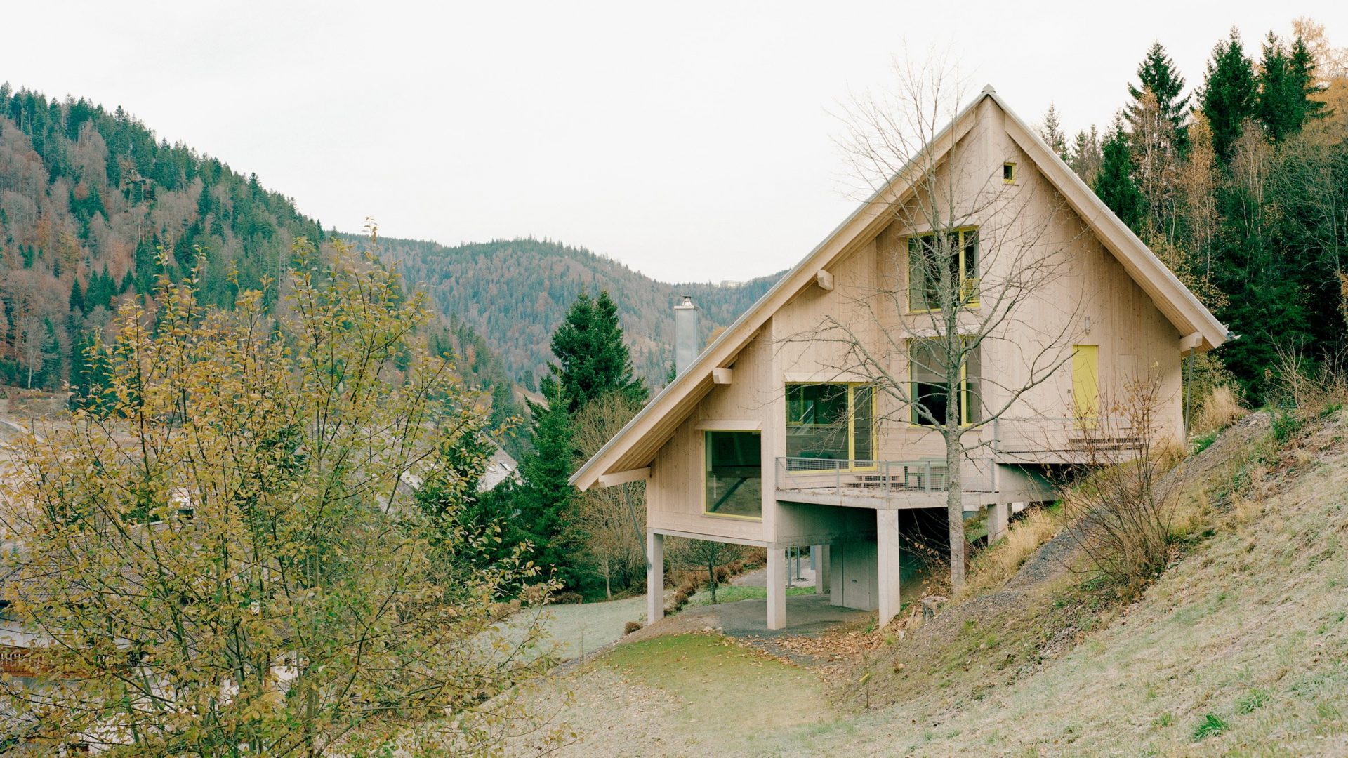 “Haus am Hang” กระท่อมตากอากาศทรงเรขาคณิตสุดล้ำใน Black Forest