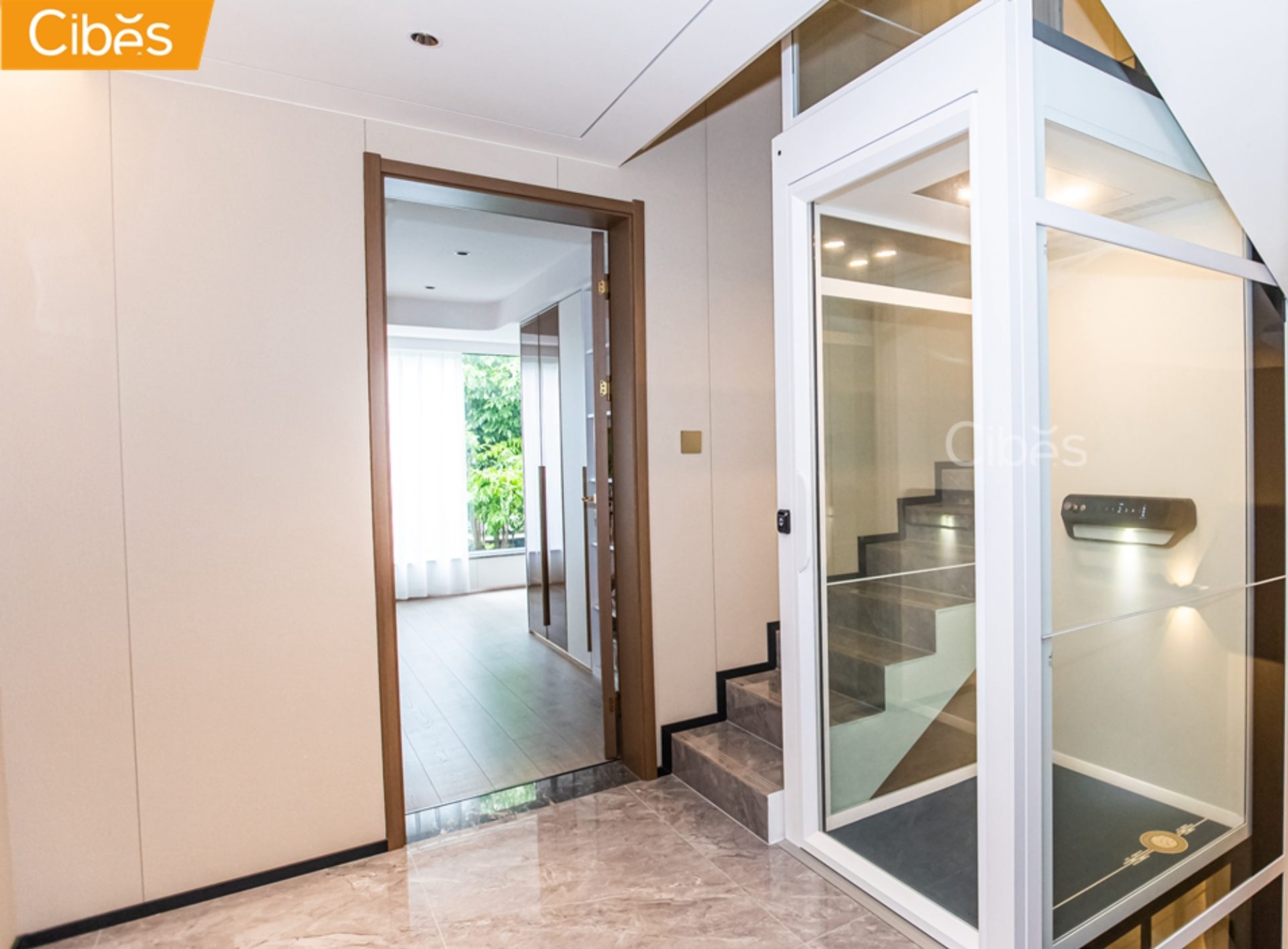 คำว่า "Elevator" และ "Lift" ใช้ต่างกันอย่างไร มีต้นกำเนิดมาจากไหน?