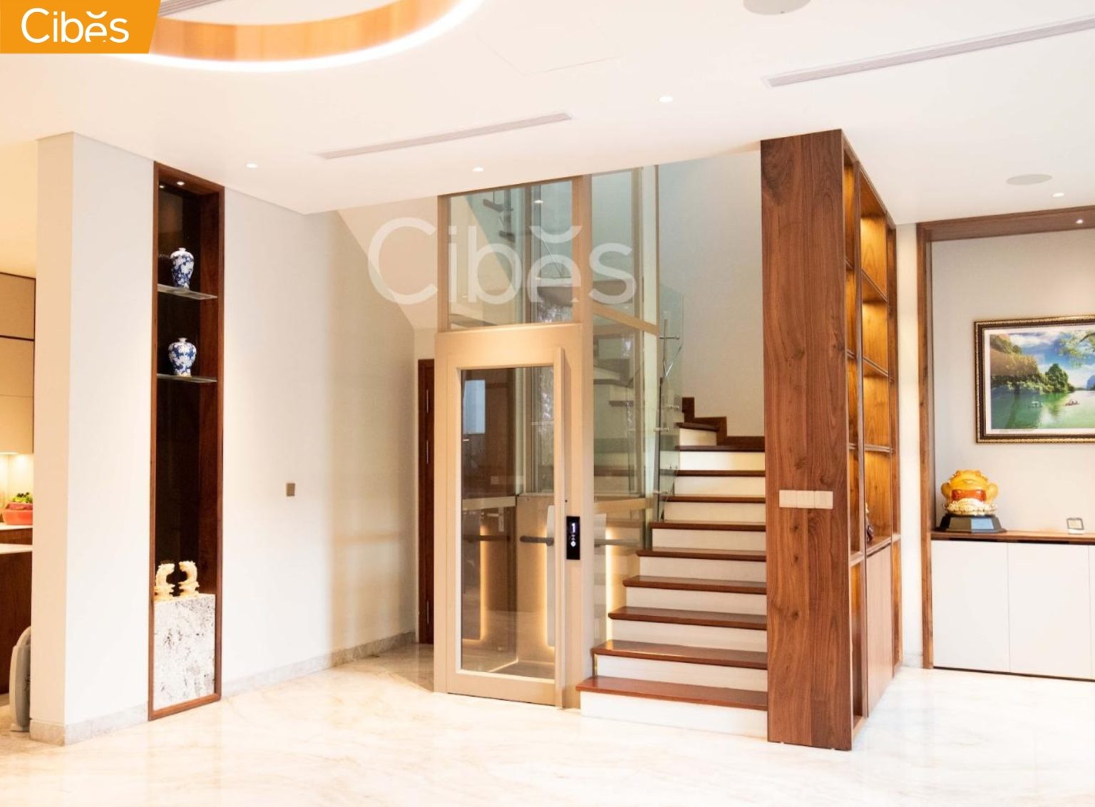 คำว่า "Elevator" และ "Lift" ใช้ต่างกันอย่างไร มีต้นกำเนิดมาจากไหน?